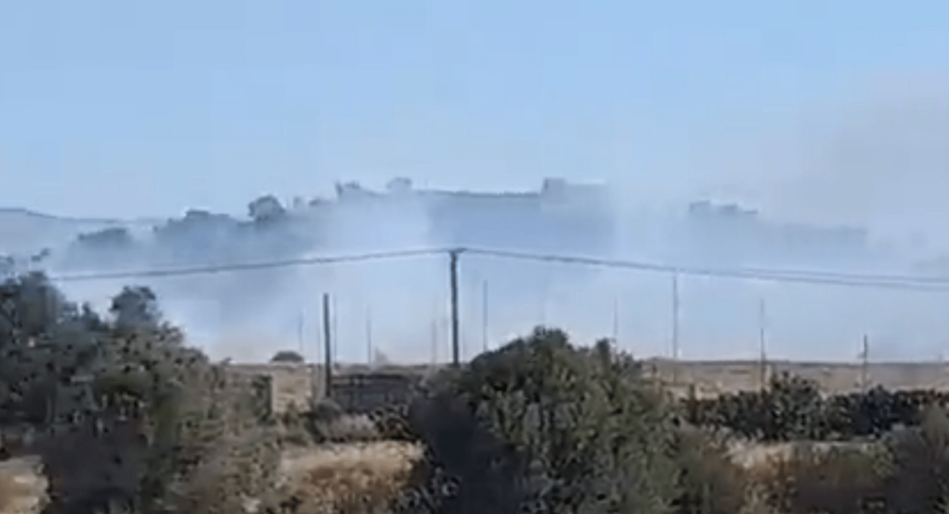 Φωτιά κοντά στην 112 Πτέρυγα Μάχης στην Ελευσίνα | LiFO